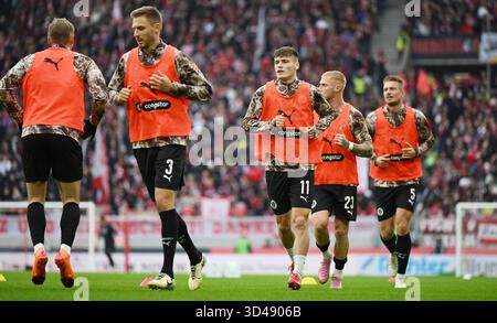 from left: Eric Smith, Karol Mets, goalkeeper Nikola Vasilj (St. Pauli ...