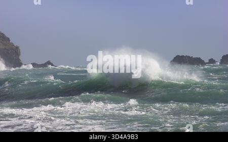 Cross currents form breaking waves at Kynance Cove on the Lizard ...