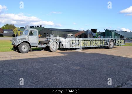 WW2 Bedford OX Tractor Unit & Queen Mary Trailer designed to recovery ...