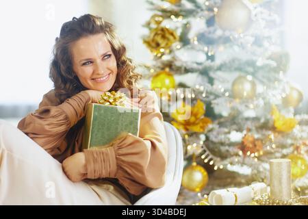 Brown gift box with bow on vintage board Stock Photo - Alamy
