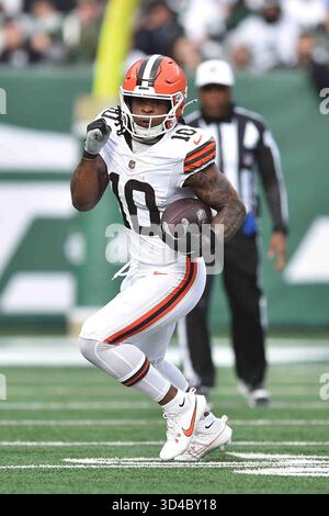 Cleveland Browns running back Quinshon Judkins (10) runs the ball ...