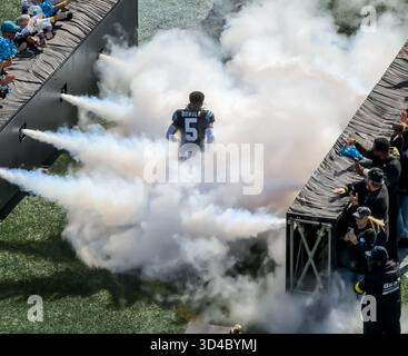 Carolina Panthers running back Rico Dowdle warms up before an NFL ...