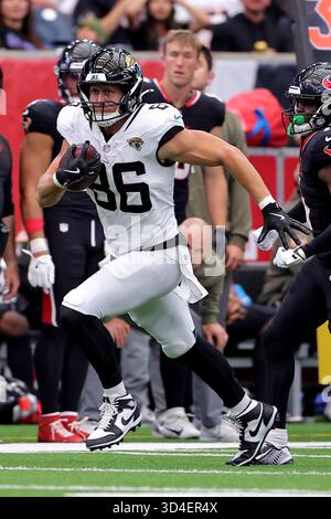Jacksonville Jaguars tight end Johnny Mundt (86) runs a route as ...