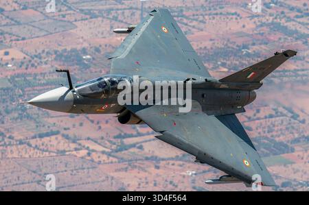 An Indian Air Force HAL Tejas performs during the Dubai Air Show in ...