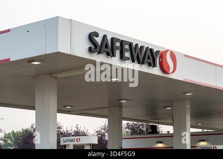 Close-up of logo on Safeway supermarket near San Mateo, California ...