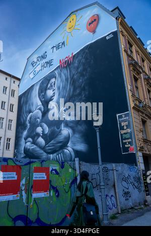 'Bring them home now' wall art graffiti by Israeli artist Benzi Brofman ...