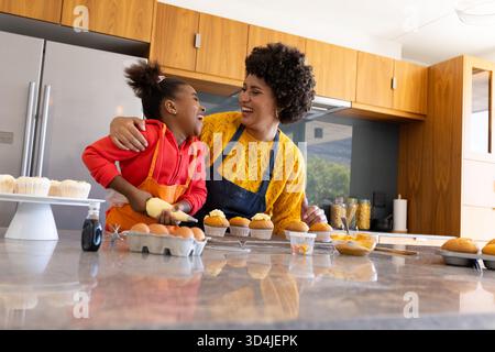 Mother and daughter cooking cupcakes Stock Photo - Alamy