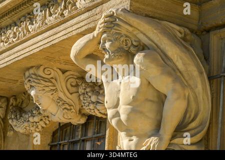 Atlant trägt als tektonische Stütze einen Balkon, Pavillon Vendome, Rue ...