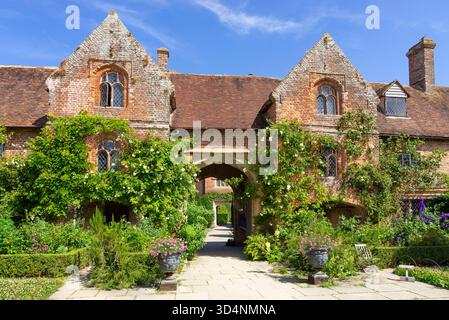 Sissinghurst Castle Garden, Cranbrook, Kent, England Stock Photo - Alamy