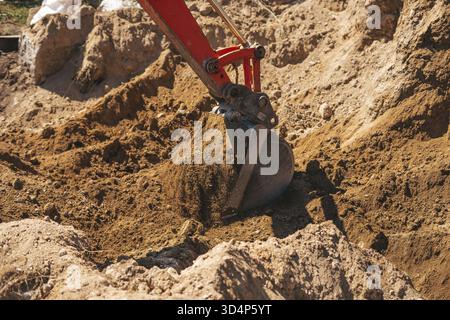 Excavator shovel digging on dirt on a construction site Stock Photo - Alamy
