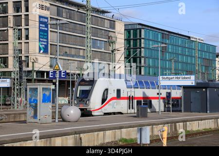 InterCity IC im Hauptbahnhof Stuttgart. // 05.01.2026, Stuttgart, Baden ...
