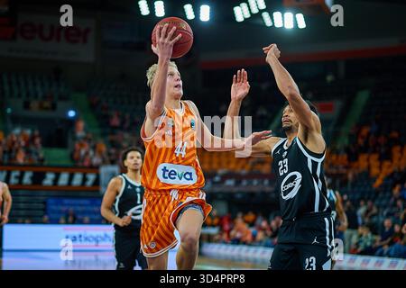 Zweikampf, Duell zwischen Teo Milicic (ratiopharm ulm, #44) und Davion ...