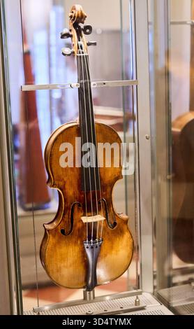 Violin, mid-18th cent., Northern Italian School, Musical instruments ...