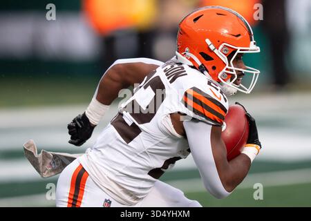 Cleveland Browns running back Dylan Sampson (22) rushes during an NFL ...