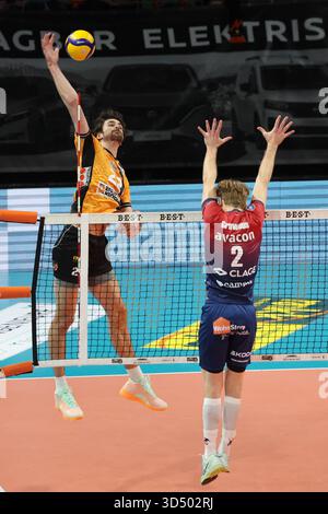 Jake Hanes (Berlin Recycling Volleys, 22) hits; Volleyball Bundesliga ...