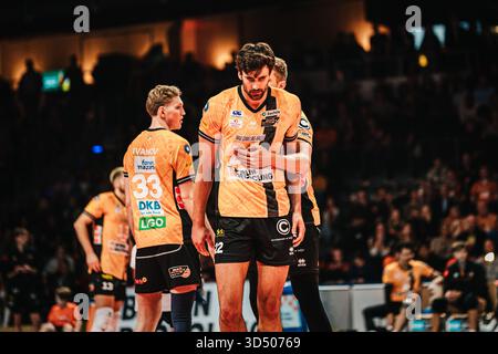 Jake Hanes (Berlin Recycling Volleys, 22) hits; Volleyball Bundesliga ...