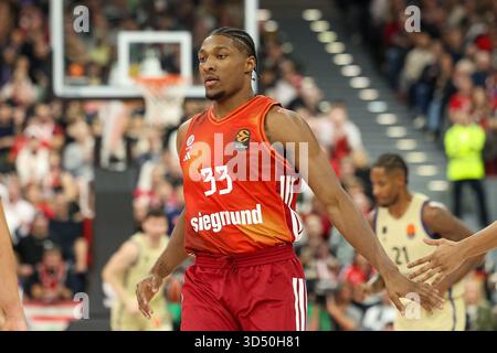 David McCormack (FC Bayern Basketball, #33) with Jeff Garrett Jr ...