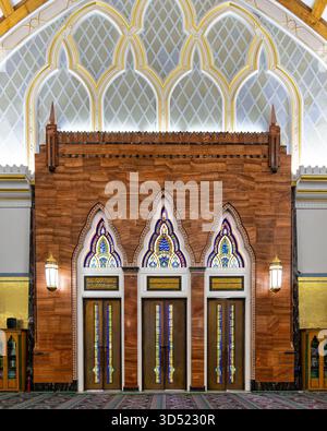 Majestic and ornate, Omar Ali Saifuddien Mosque reflects in the ...