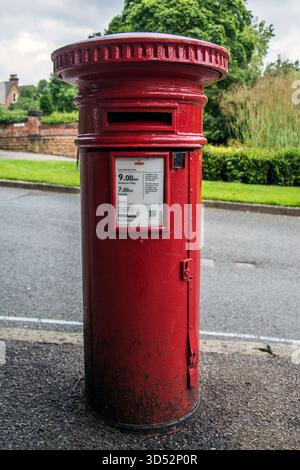 Traditional red Victorian era post box Stock Photo - Alamy