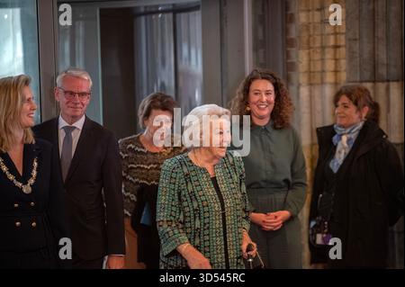 AMSTERDAM – Princess Beatrix and Sacha de Boer are opening a photo ...