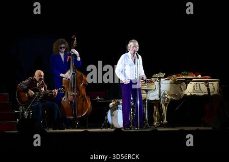Der Entertainer und Musiker Helge Schneider posiert und musiziert mit ...