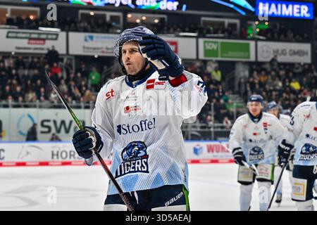 Nick Halloran (Straubing Tigers #71) celebrates a goal [goal ...