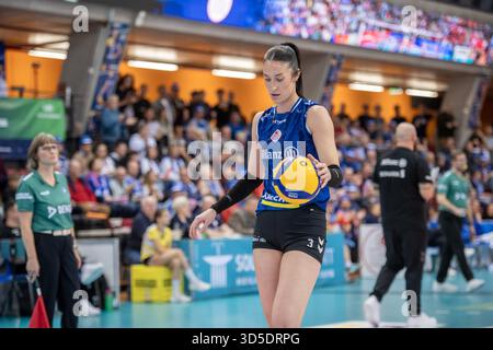 Jasmine Gross (Allianz MTV Stuttgart, #03), center - Cheers, joy, shout ...