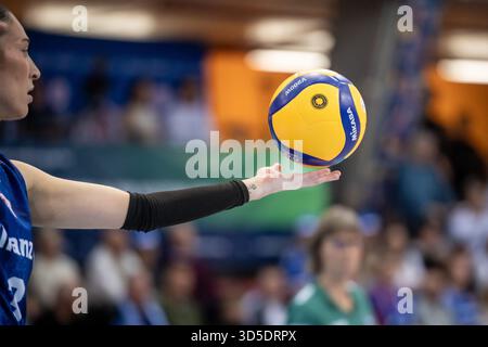 Jasmine Gross (Allianz MTV Stuttgart, #03), center - Cheers, joy, shout ...