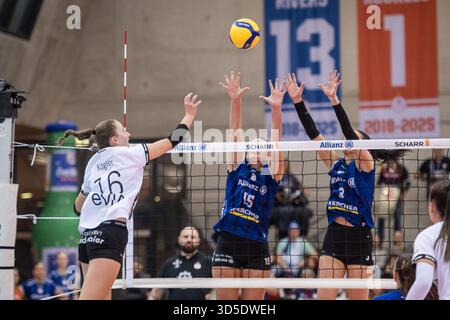 Jasmine Gross (Allianz MTV Stuttgart, #03), center - Cheers, joy, shout ...