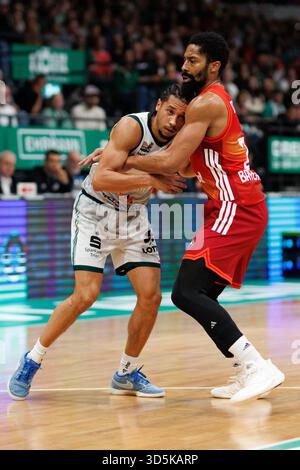 Jordan Roland (Gladiators Trier) im Zweikampf mit Malik Osborne ...