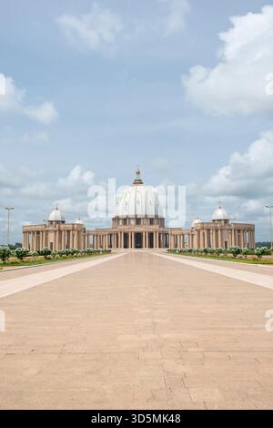 Basilica of Our Lady of Peace, Yamoussoukro Stock Photo - Alamy