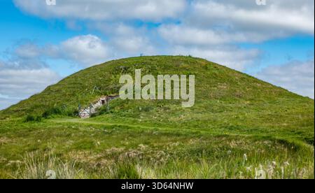View of neolithic burial chamber, Maeshowe chambered cairn, Orkney ...