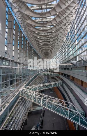 Inside architecture and roof of Tokyo International Forum, Chiyoda-ku ...