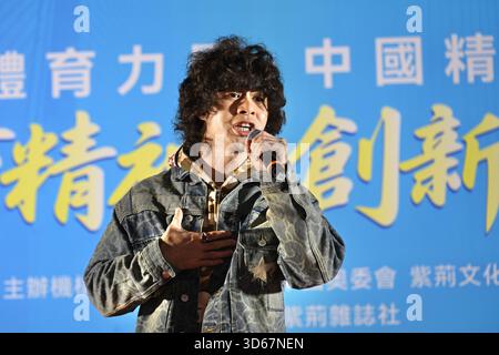 Hong Kong singer Mike Tsang Pei Tak appeared on the street in Shanghai ...