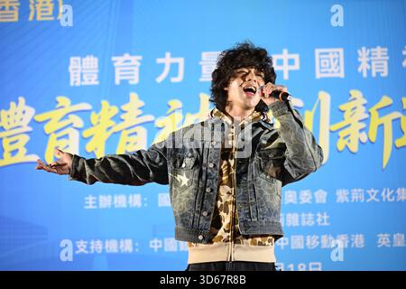 Hong Kong singer Mike Tsang Pei Tak appeared on the street in Shanghai ...