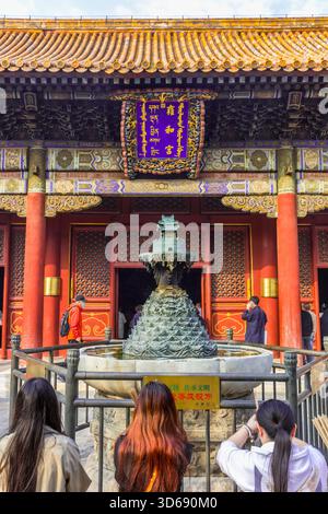 People praying at The Lama Temple Stock Photo - Alamy