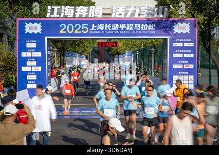 The 2025 Shanghai Marathon kicks off in Shanghai, China, 30 November ...