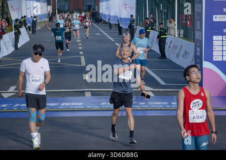The 2025 Shanghai Marathon kicks off in Shanghai, China, 30 November ...