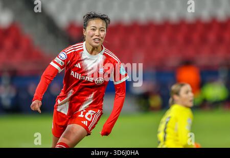 Momoko Tanikawa (FC FC Bayern Munich, #18), Franziska Kett (FC FC ...