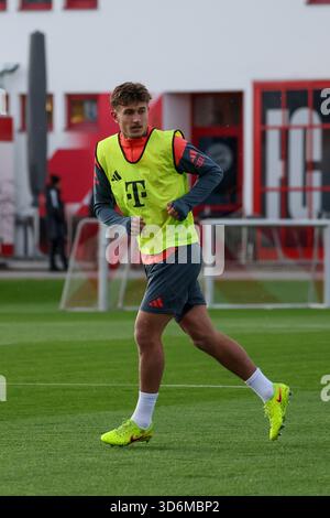 Tom Bischof (FC Bayern Muenchen, #20) ENG, FC Arsenal vs. FC Bayern ...