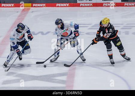 Henrik Törnqvist (Iserlohn Roosters, #11) Antoine Bibeau (EHC Red Bull ...