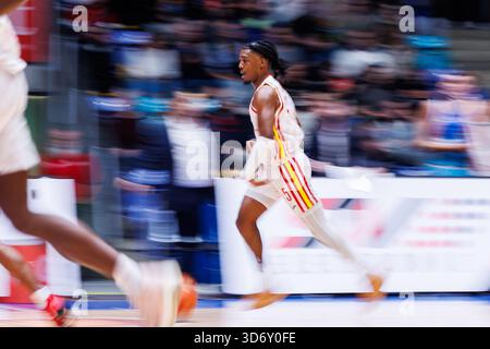 Marcus Carr (Fitness First Würzburg Baskets, 5) in the shot, Leon ...