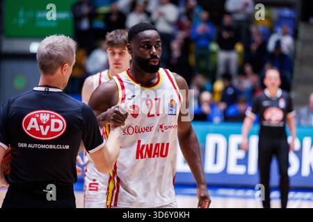 Eddy Edigin Jr. (Fitness First Würzburg Baskets, 27) in the shot, Leon ...