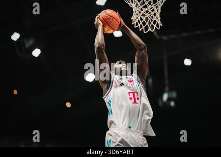 Kur Jongkuch (Telekom Baskets Bonn 15) scores -- easyCredit Basketball ...