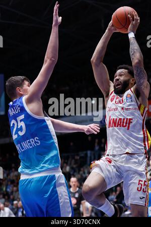 v. l. n. r.: David Muenkat (Fitness First Wuerzburg Baskets, 55) jubelt ...