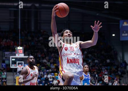 v. l. n. r.: Davion Mintz (Fitness First Wuerzburg Baskets, 10) and ...