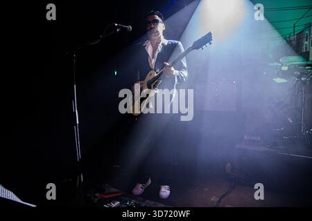 Naim Cortazzi - vocals and guitarists of the fun lovin criminals ...