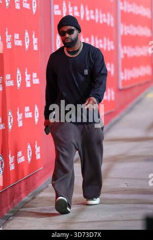 Kansas City running back Clyde Edward-Helaire (25) rushes for positive ...