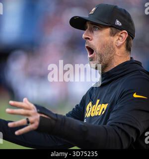 Pittsburgh Steelers quarterback Aaron Rodgers warms up before an NFL ...