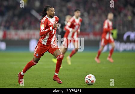 Michael Olise (FC FC Bayern Munich, #17) with ball, GER, FC FC Bayern ...